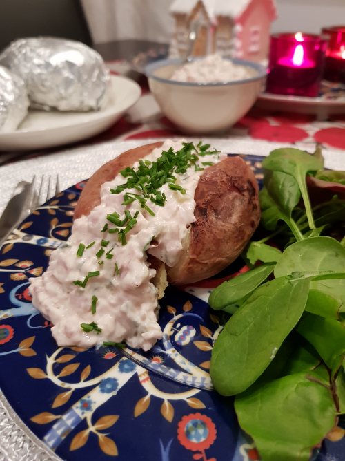 Uuniperunat kinkkutäytteellä - Wursti - reseptit - ruokaohjeet